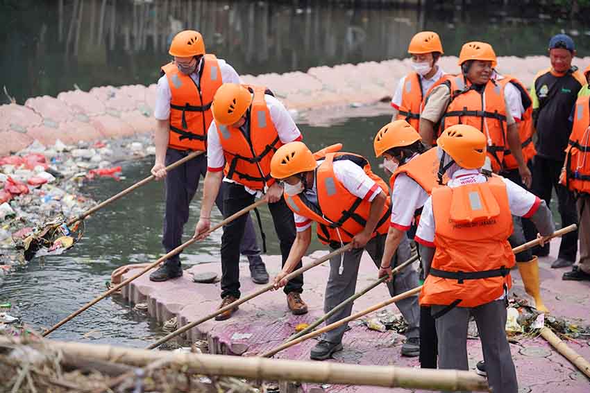 Gelar Aksi Bersih Sungai, Yayasan WINGS Peduli Resmikan Bank Sampah – MarketplusID